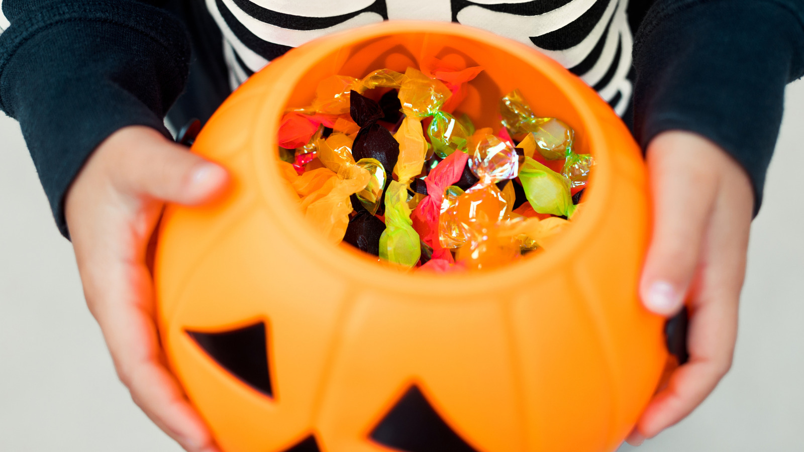 5 Must-Have Halloween Candy Variety Packs For 2025