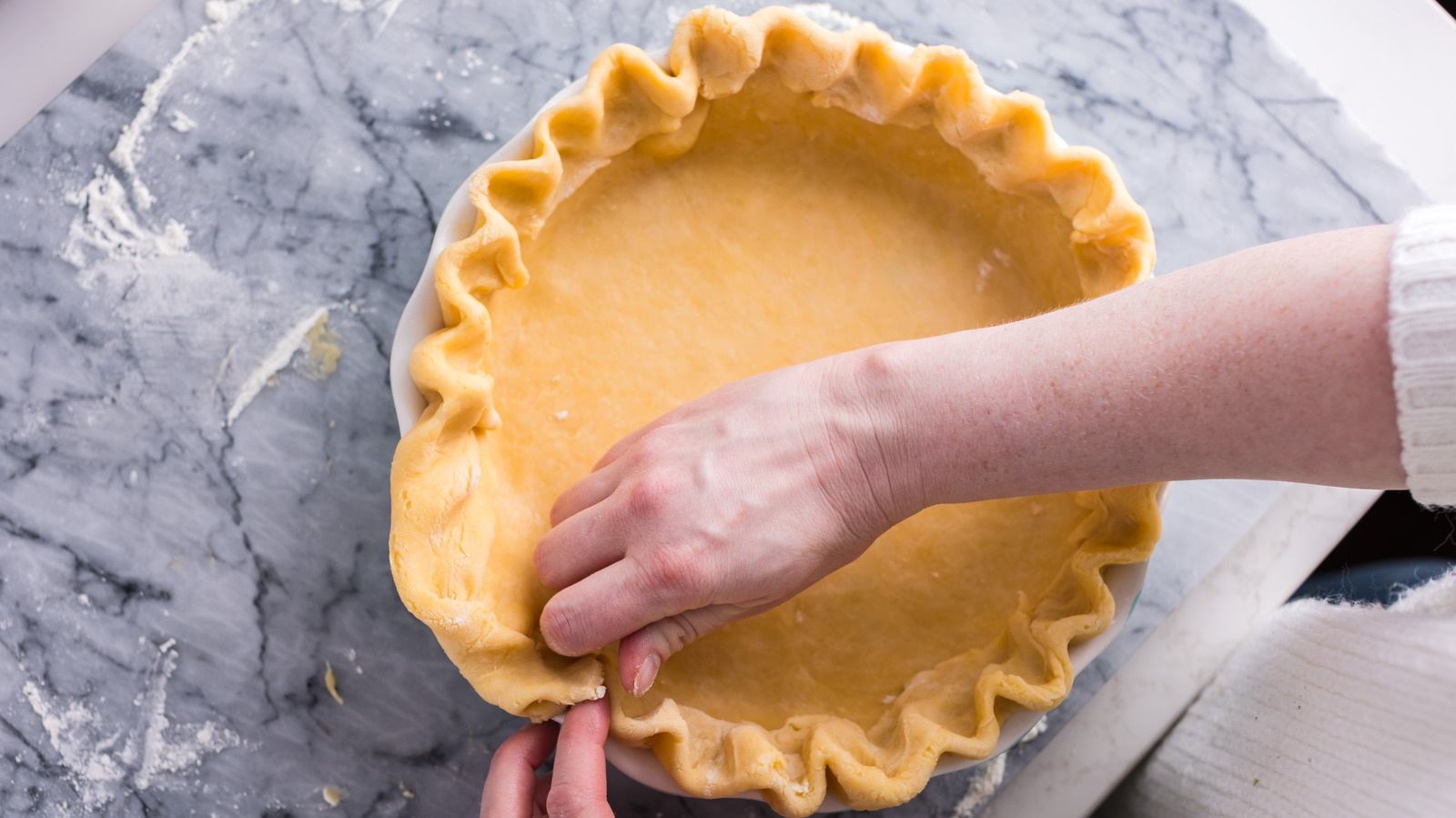 A Genius 4-Finger Hack Is The Easiest And Fastest Way To Crimp Pie Crust
