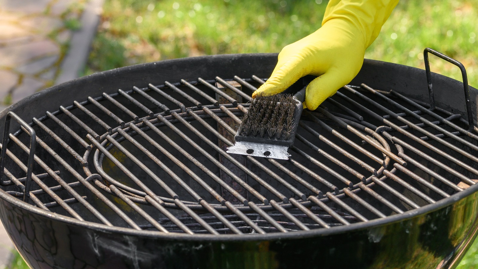 Easily Clean Your Grill Grates With A Fresh Pot Of Coffee