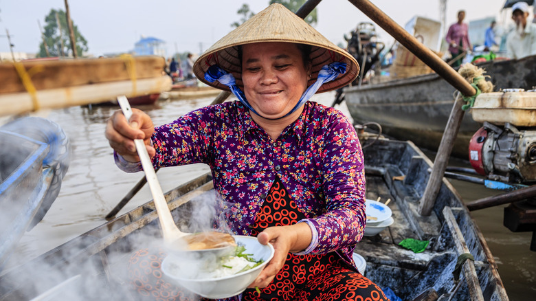How To Eat A Bowl Of Pho Like You Know What You're Doing