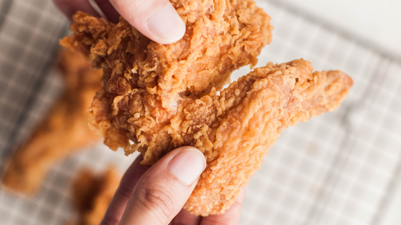 How To Keep Your Fried Chicken Super Crispy For Hours After Frying