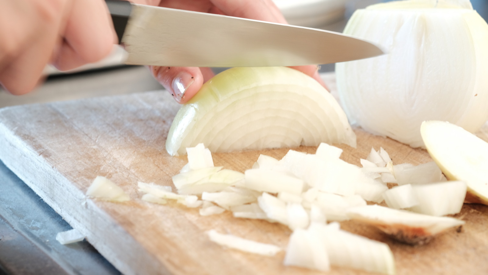 Major Fast Food Chains Are Removing Onions From Some Locations Amid E ...