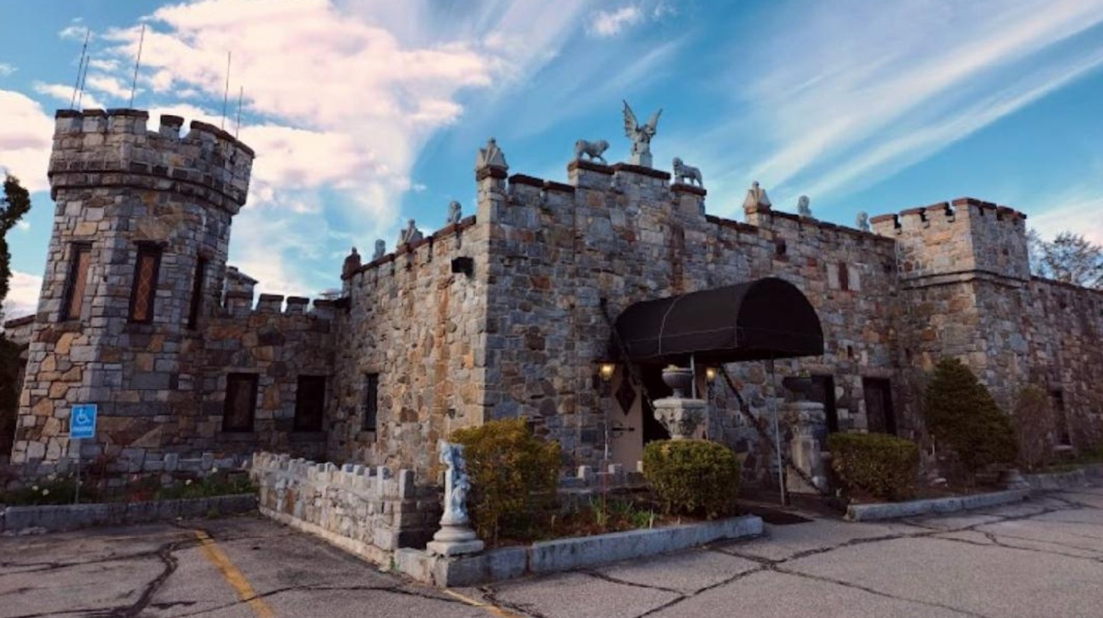 Dine In One New England Castle Restaurant For A Royal Experience