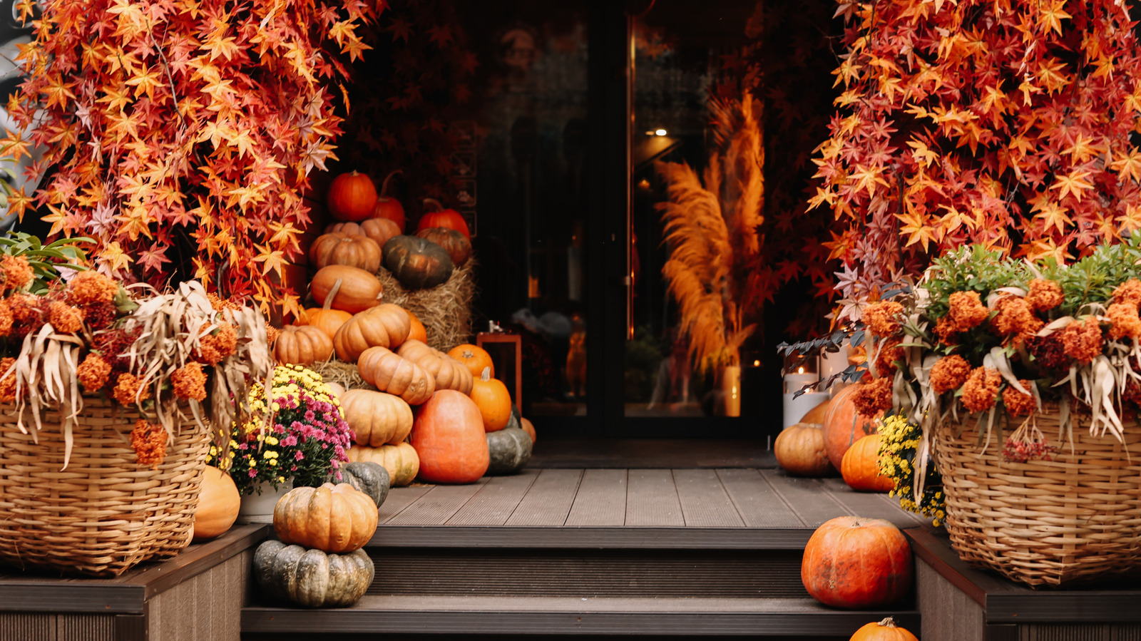 The Old-School Restaurant Chain That's A Seasonal Decor Goldmine