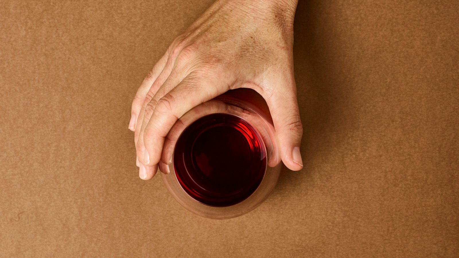 The Right Way To Hold A Stemless Wine Glass