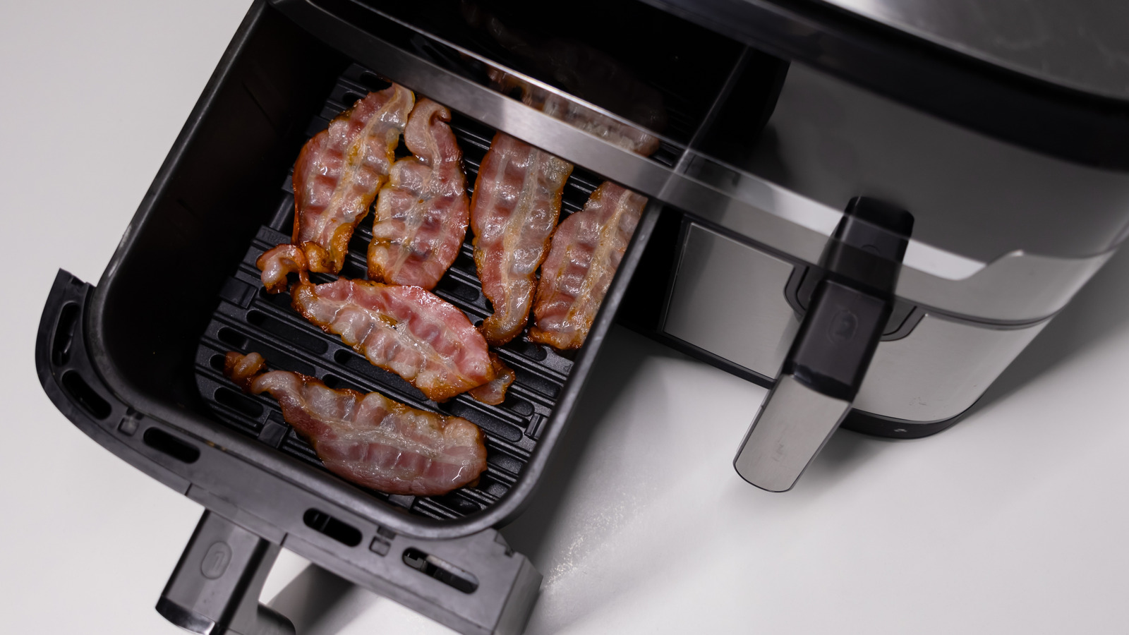 The Temperature Tip To Prevent Bacon From Smoking In The Air Fryer