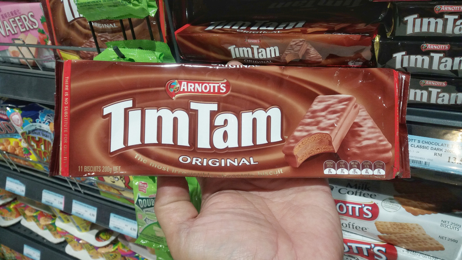The Tim Tam Slam Is A Sweet Way To Sip Your Drinks. Here's How To Do It