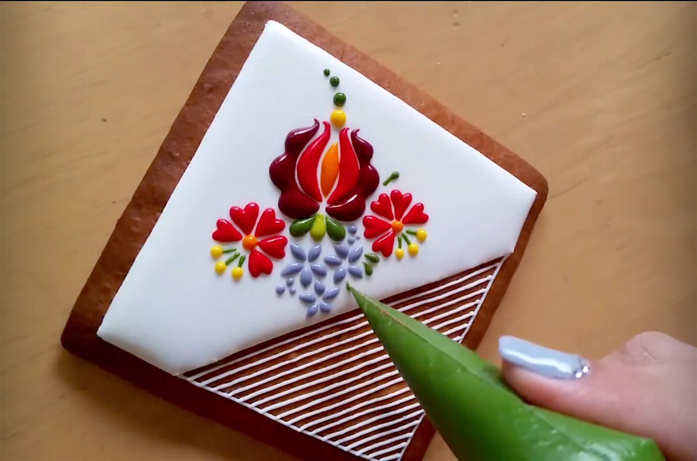 Watch This Mesmerizing "Cookie Embroidery" Using Colored Icing - Food ...